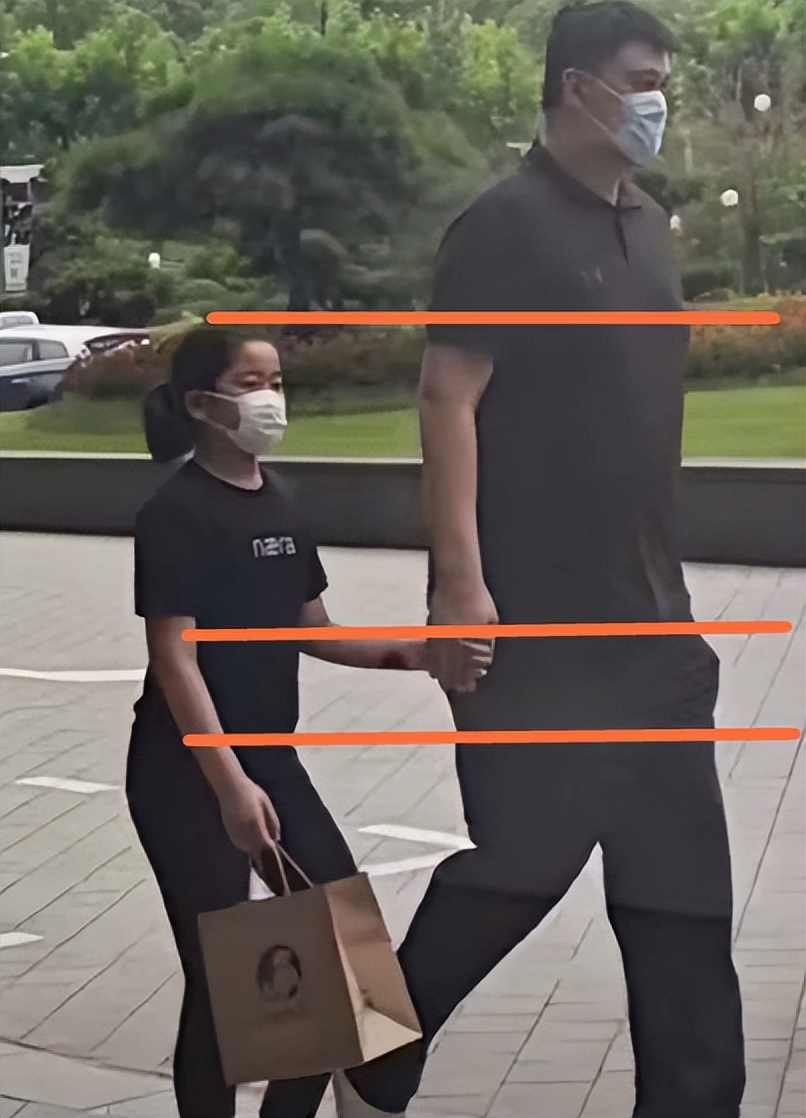 The host asked Ye Li how to sleep with 400-jin Yao Ming after marriage, and the answer made ...