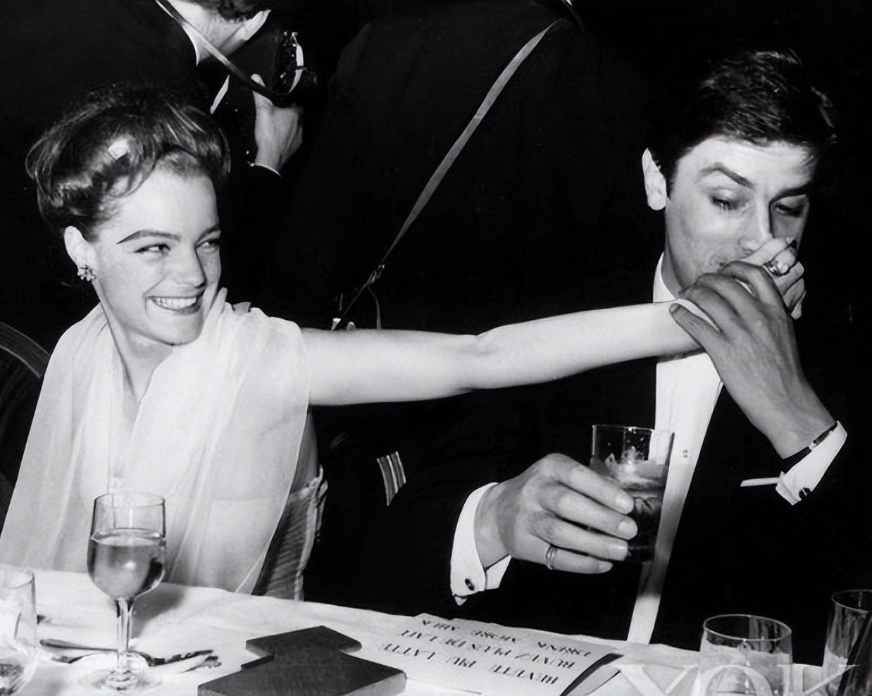In 1982, Romy died at the age of 43. Alain Delong kept watch for 3 days ...