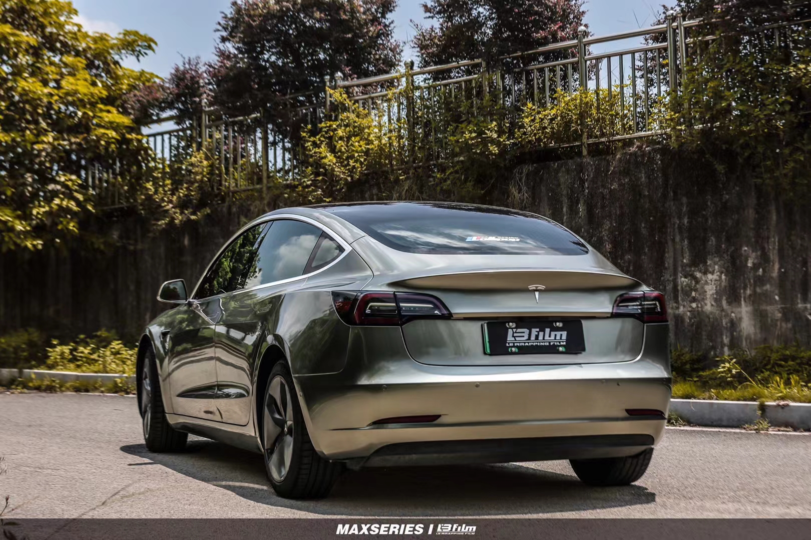 Tesla LB color-changing film original paint aventurine green, a breath ...