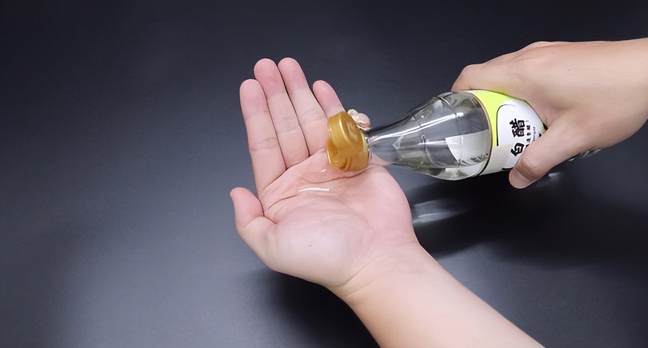 Pour white vinegar on the palm of your hand and rub it, the effect is ...