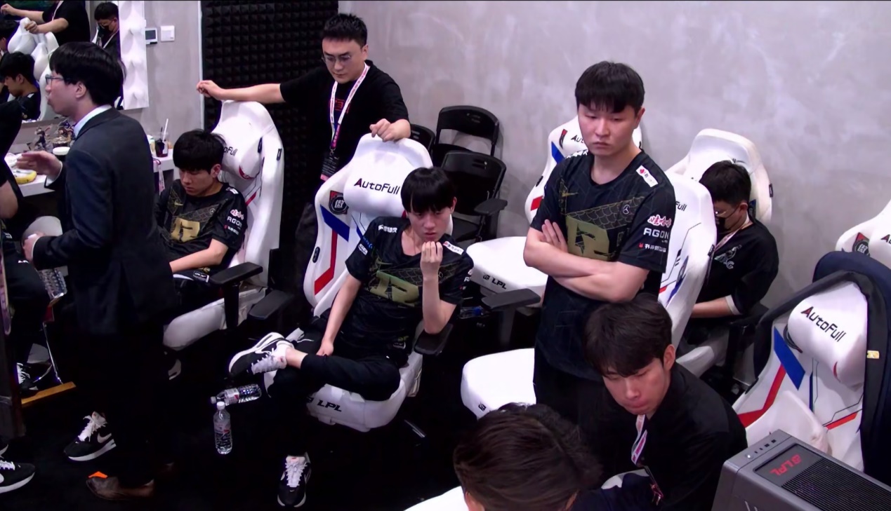 RNG's "full black face" is hotly debated!The atmosphere was extremely depressing, Uzi opened his ...