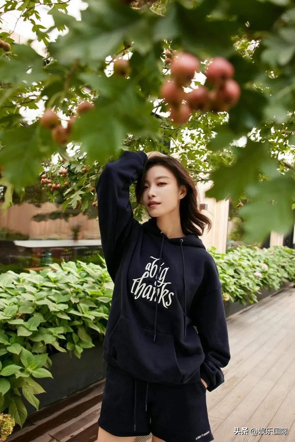 Ni Ni's early autumn private clothes photo released wearing a hooded ...