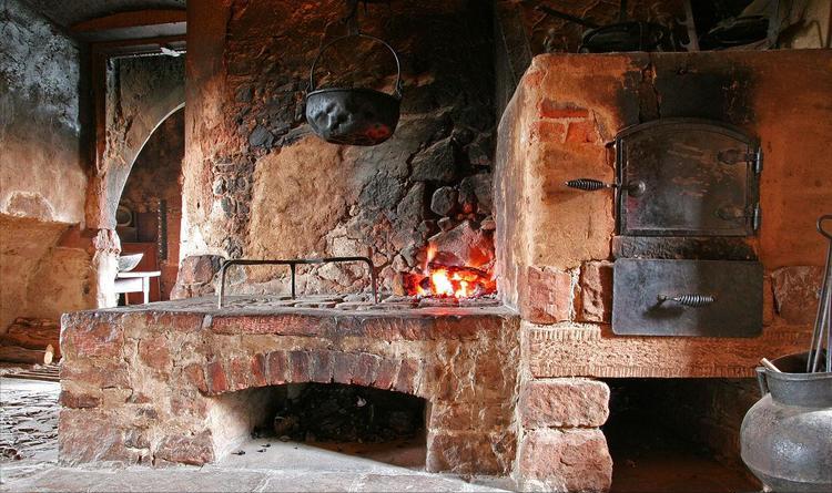 What were the castle kitchens and cooking techniques in medieval ...