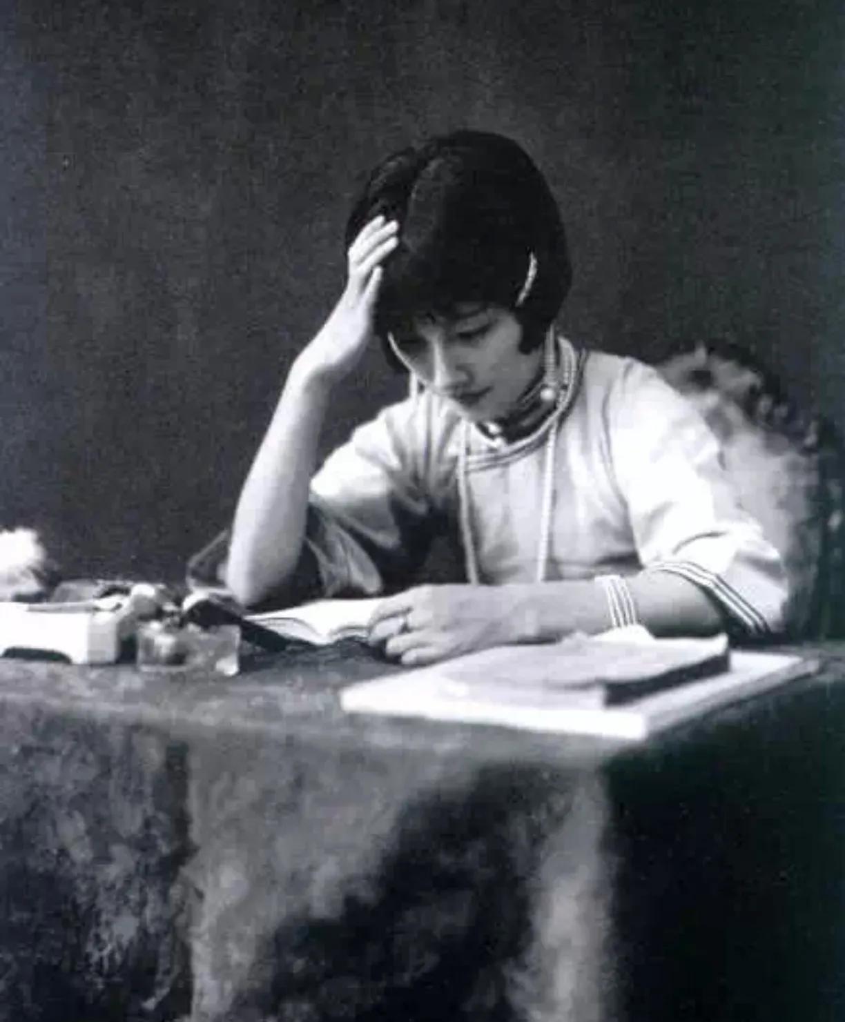 Demystifying Brothel Culture: Is Lu Xiaoman, a talented modern woman, a brothel girl? - iNEWS