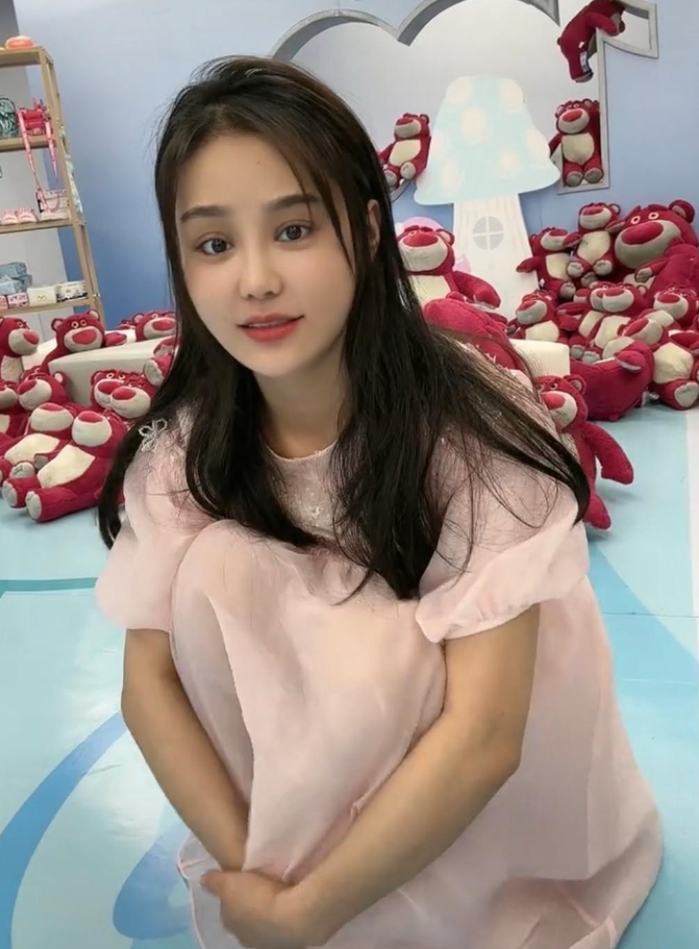 Tens of millions of fans Internet celebrity Fan Xiaohui's recent photos ...