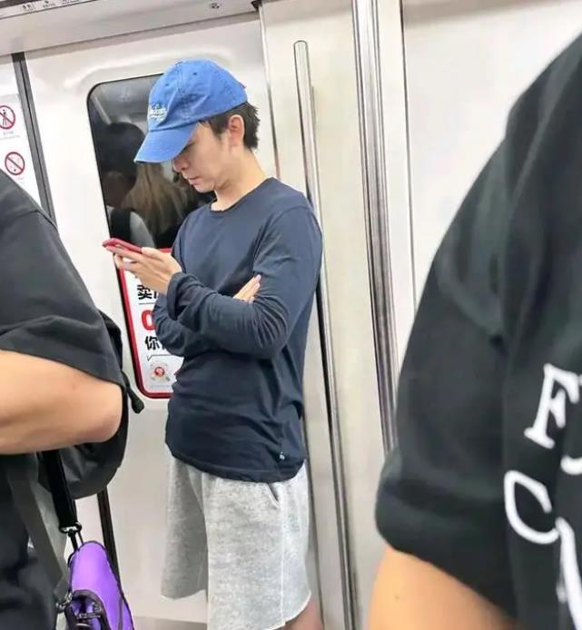 Dong Zijian squeezes the subway to travel! Messy hair, short stature, - iMedia
