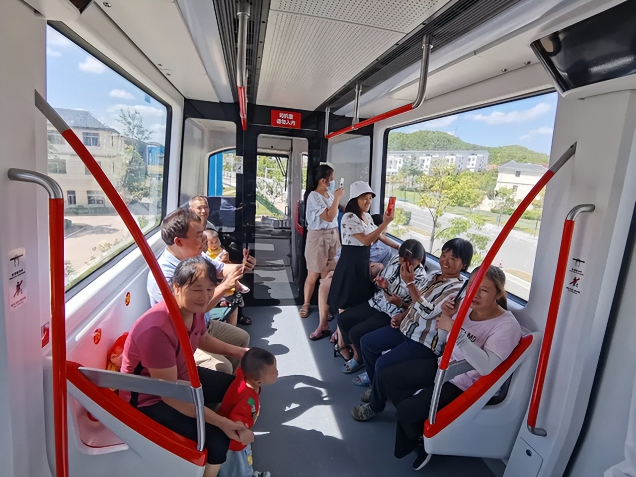 The world's first permanent magnet maglev sky rail train debuts!How is ...