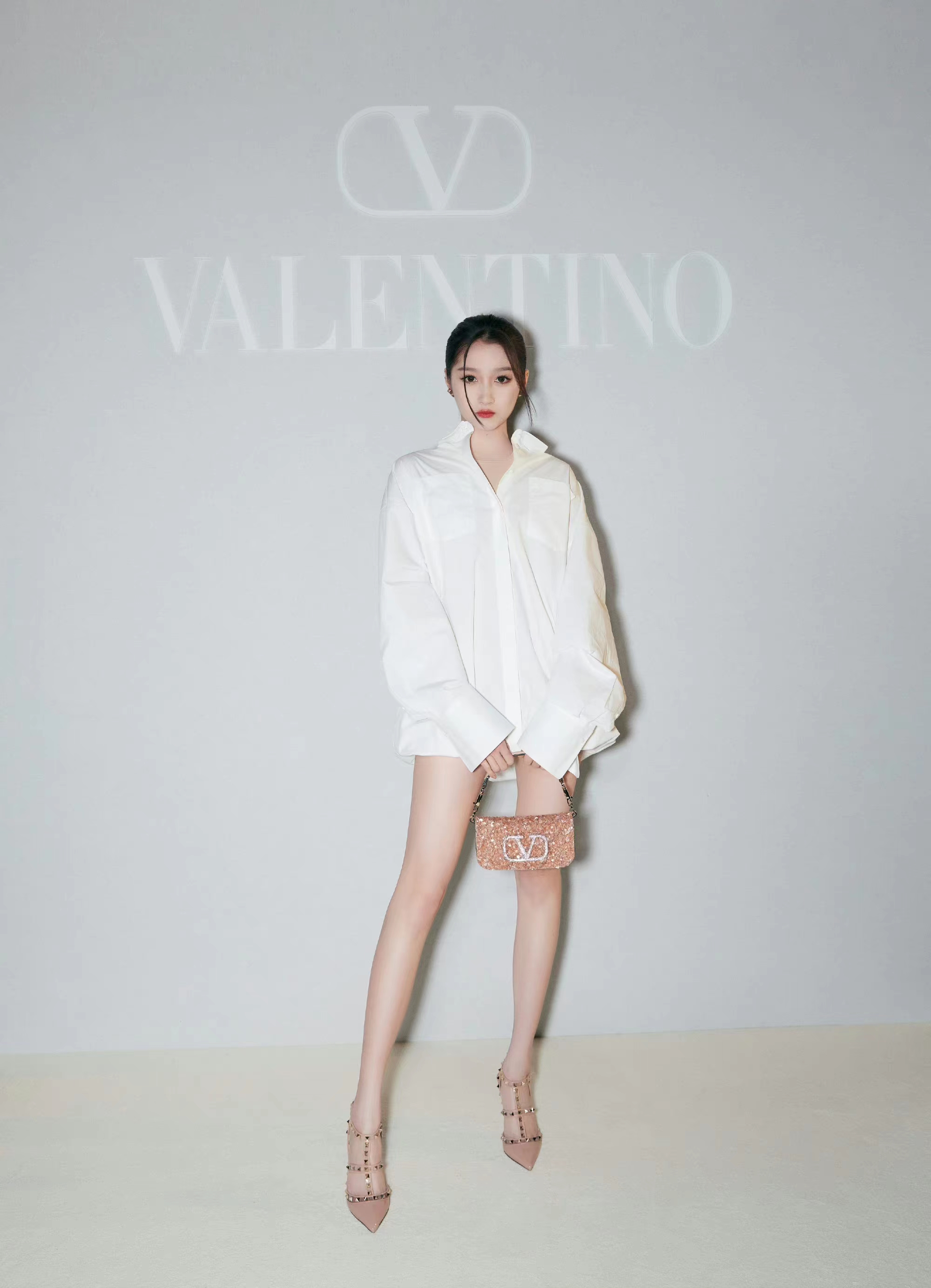 Guan Xiaotong's beautiful legs are "numb after winning"? Super youth style outfits are coming ...