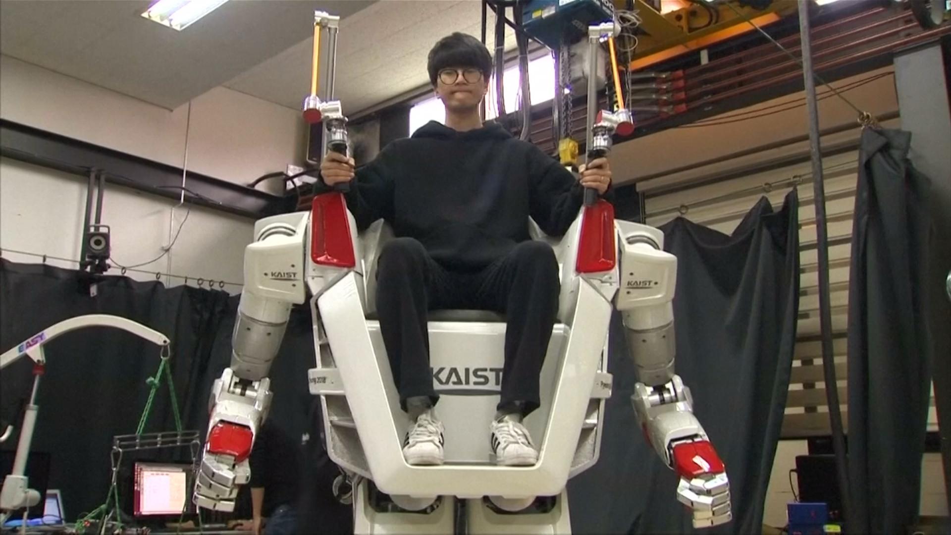 Robotic wheelchair helps disabled people "walk" and can avoid obstacles ...