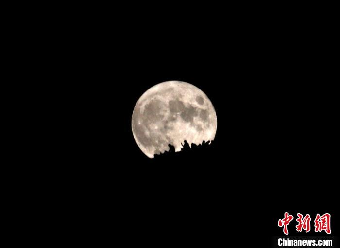 Mid-autumn full moon ancient county Dunhuang desert - iNEWS