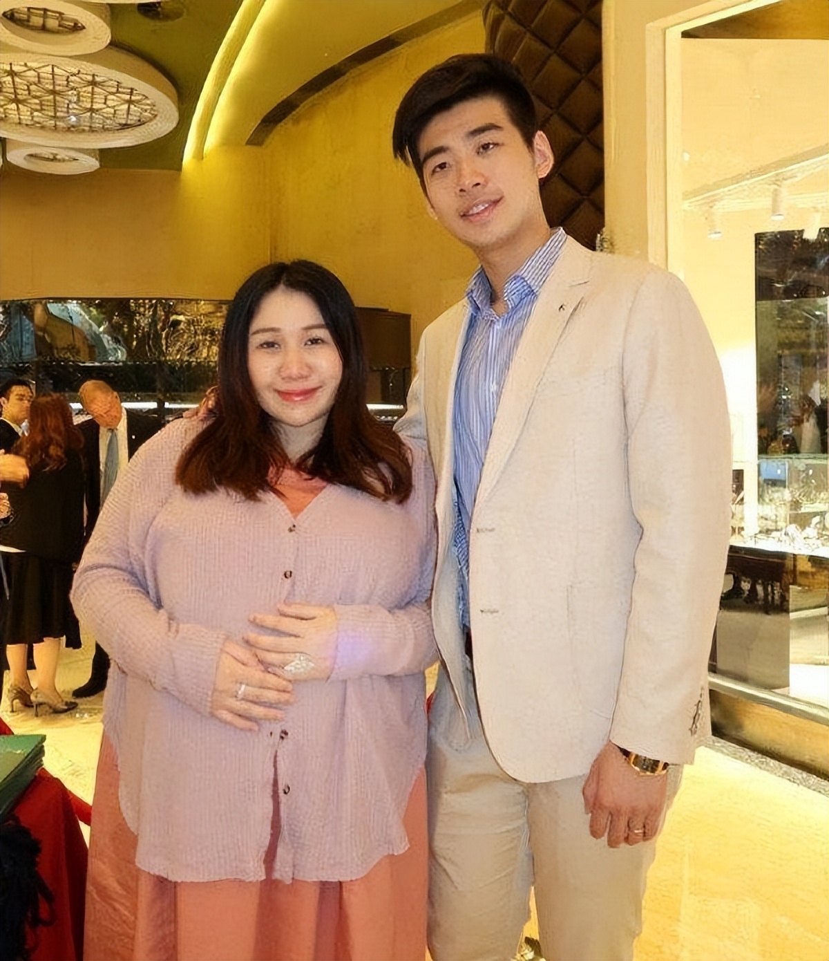Xin Qilong: Harvard genius, married the daughter of the gambling king ...