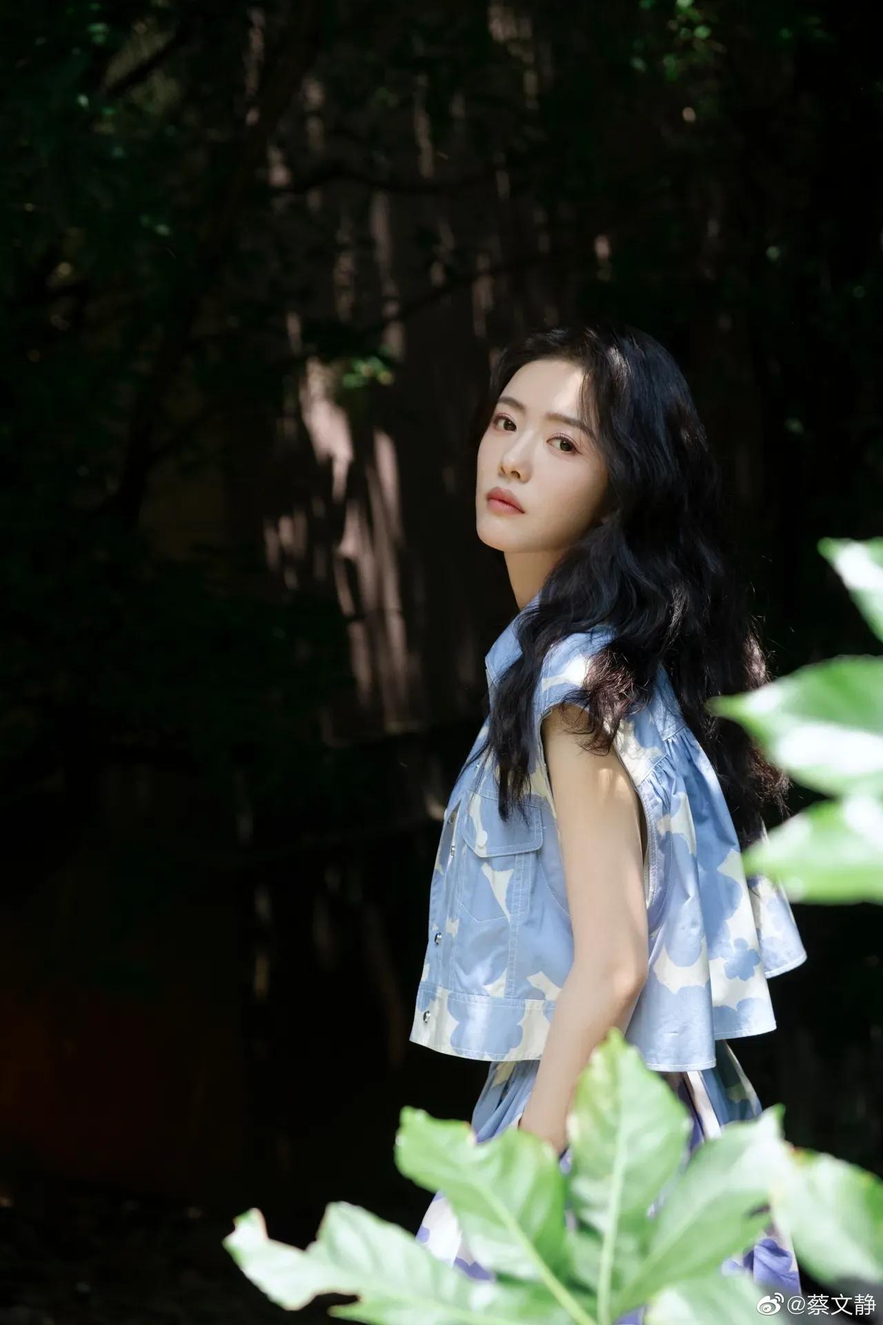 Cai Wenjing's lazy beauty - iNEWS