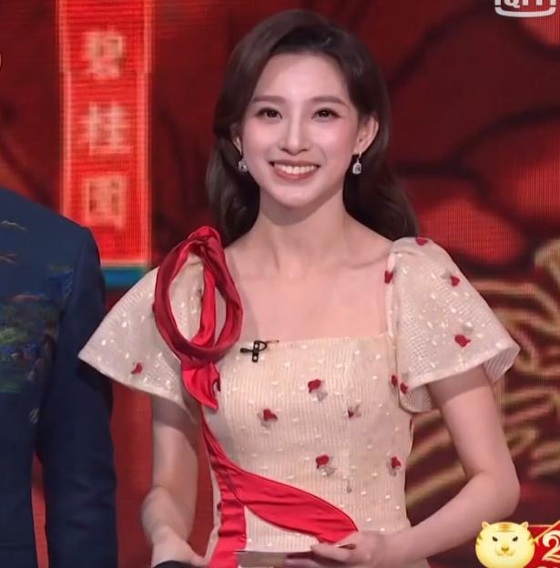 Zhang Xiaofei is on the hot search, Wan Qian is sassy and beautiful ...