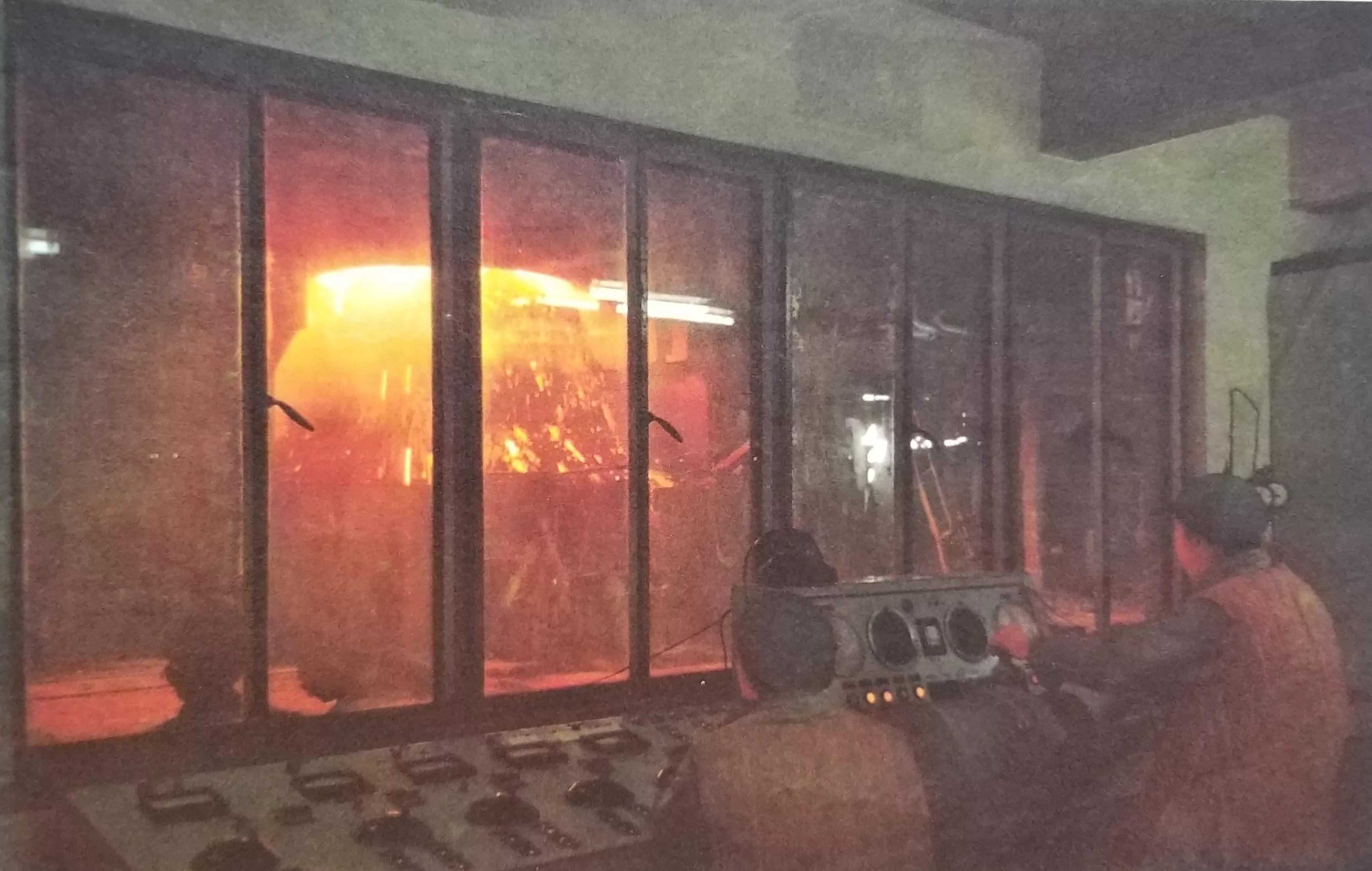 Steel flower blooming dazzling red - iNEWS