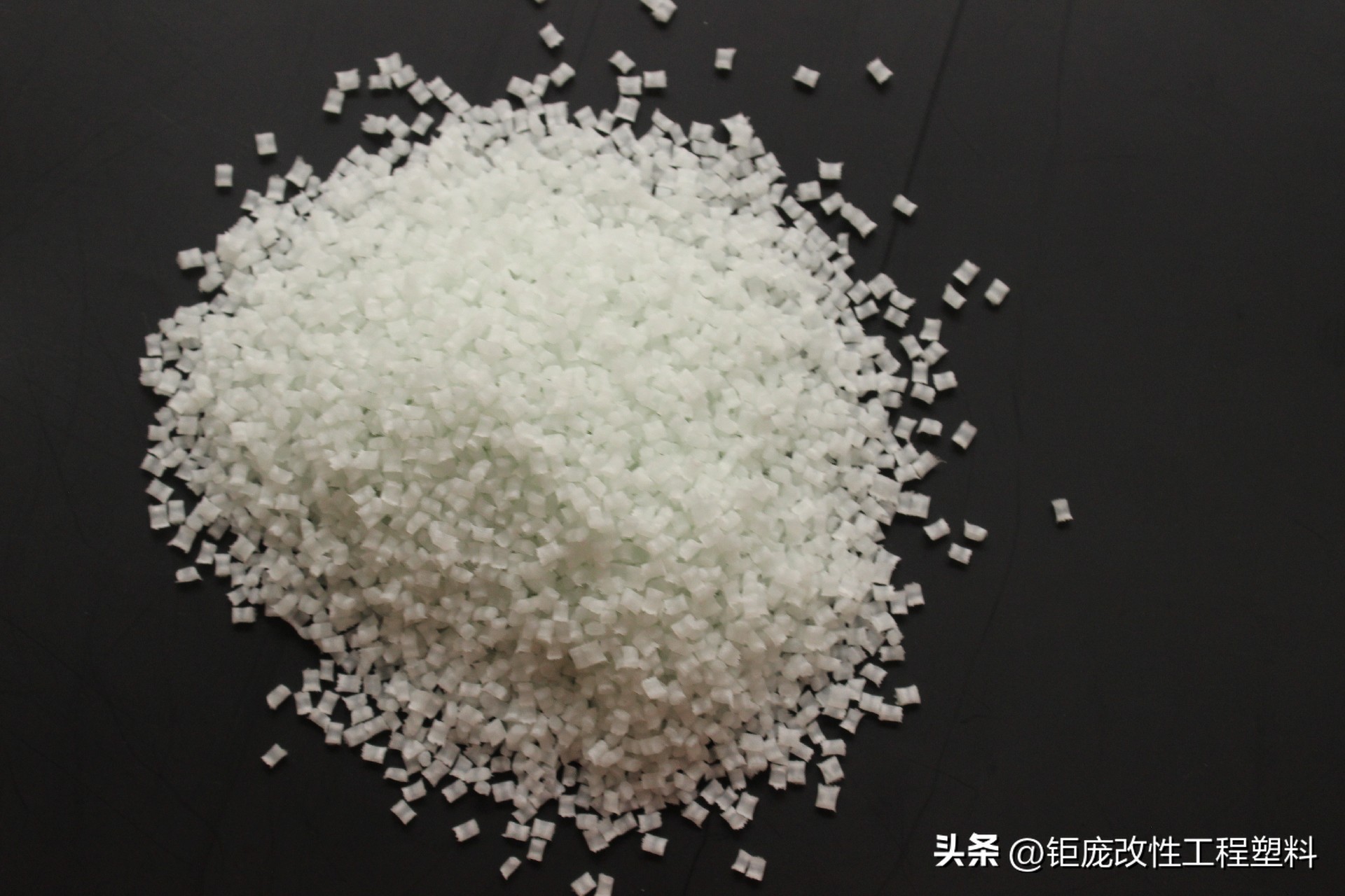 What are the characteristics of the modified nylon PA6 material? - iMedia