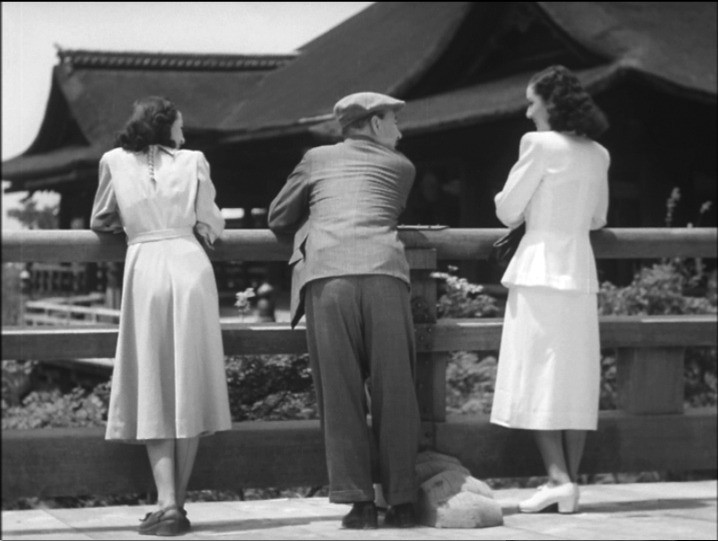 How does the movie "Late Spring" create a warm movie-watching ...