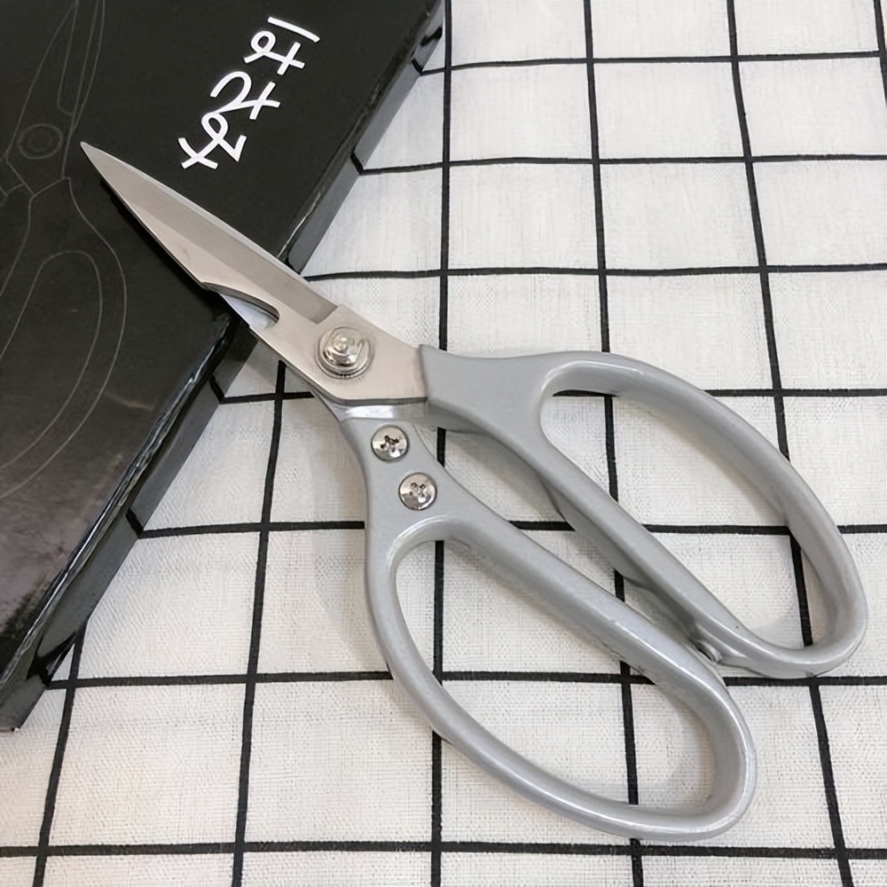 I just realized that using only 3 common small objects, blunt scissors ...