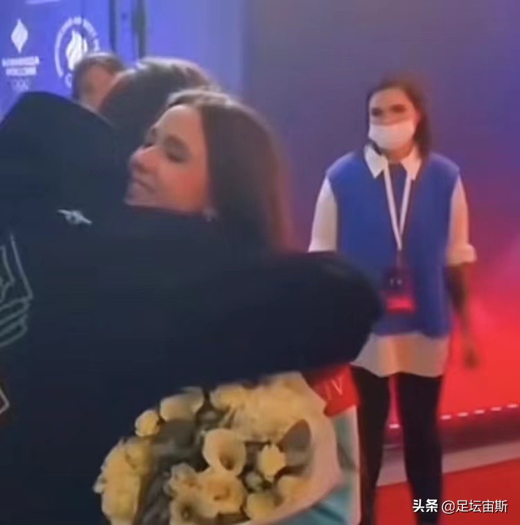 Russian guy gives teddy bear, hugs Valieva, Trusova, and Sasha is shy ...