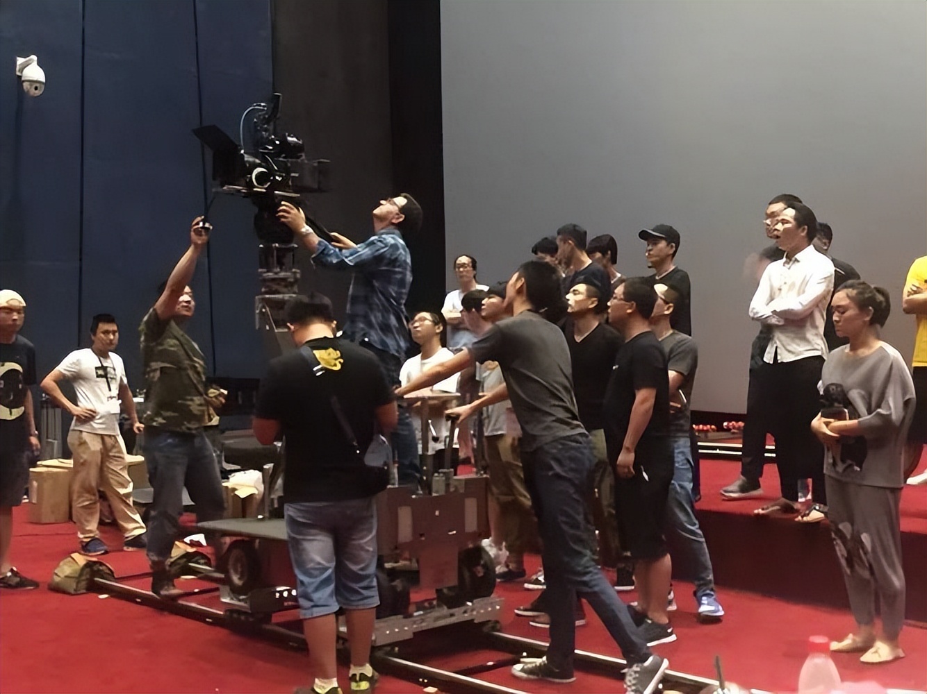 Long Shot: Objective Gaze and Subjective Pursuit - iMedia