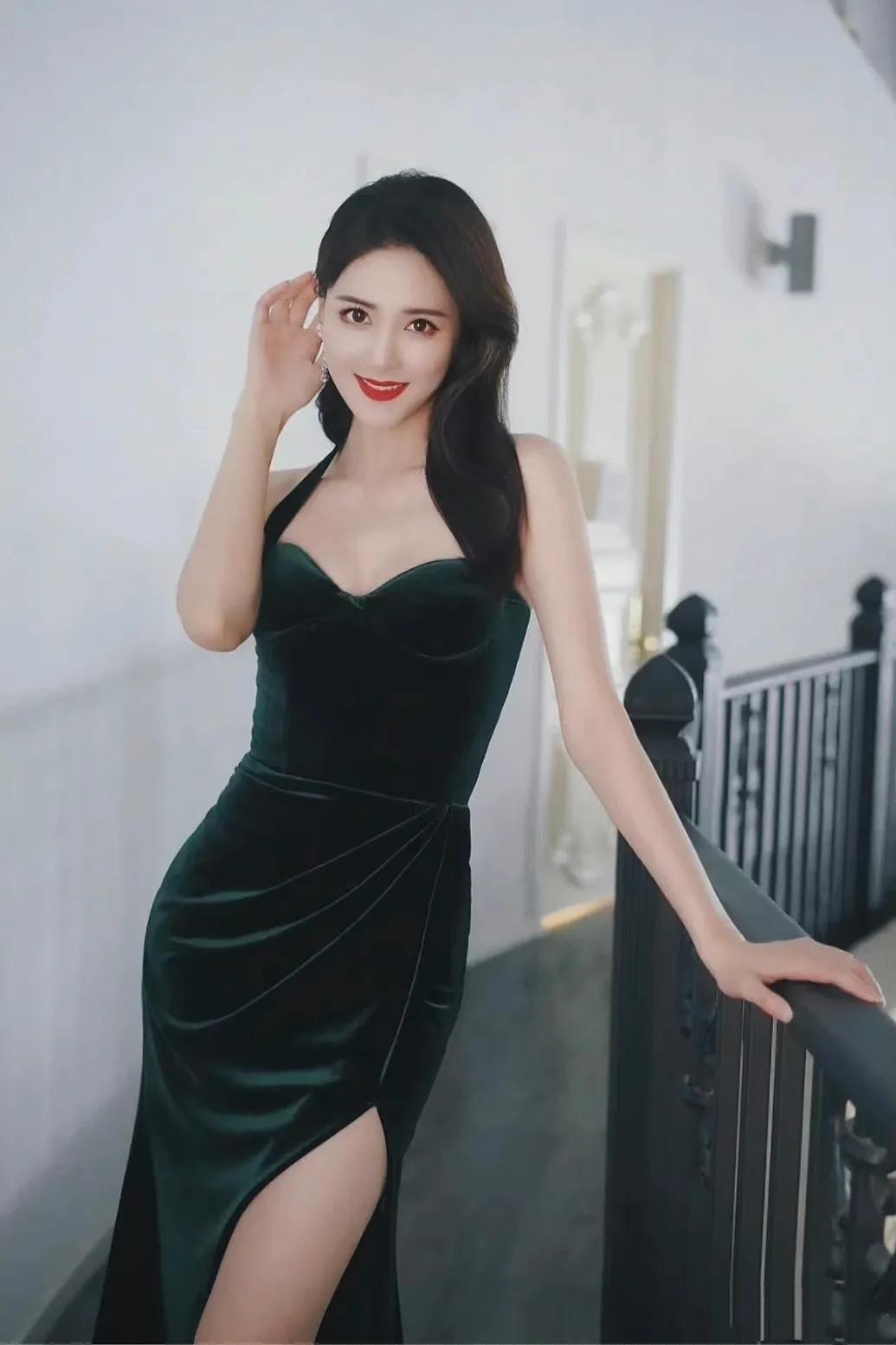 A beautiful host with good looks and temperament - iNEWS