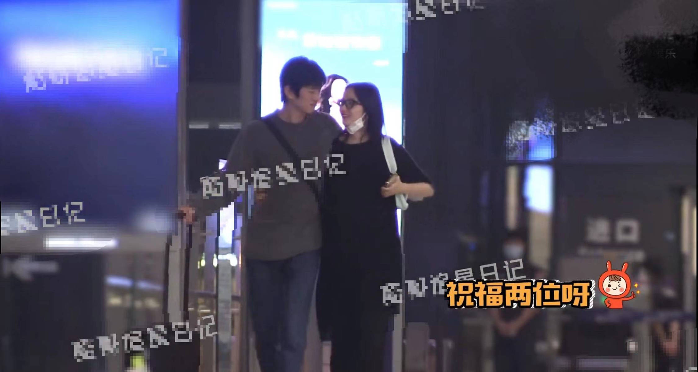 Jin Dachuan and Ju Xiaowen kiss each other at the airport and talk sweetly and lovingly while ...