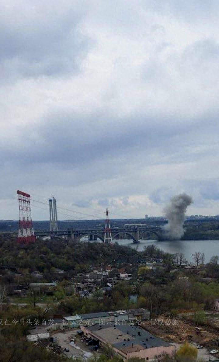 The Russian army blew up the Dnieper River bridge, cutting off the ...