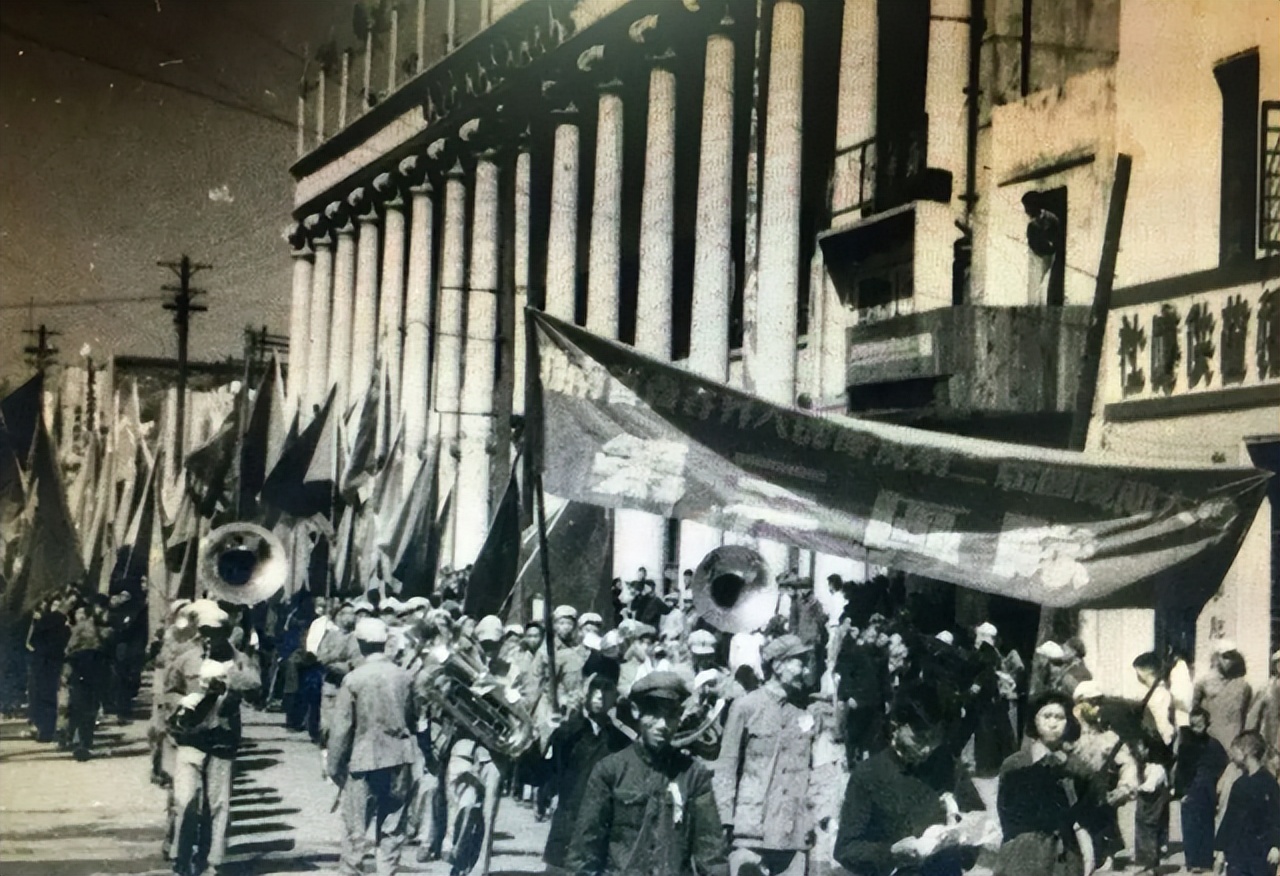 Chen Mingren revolted, more than half of the 70,000 officers and ...