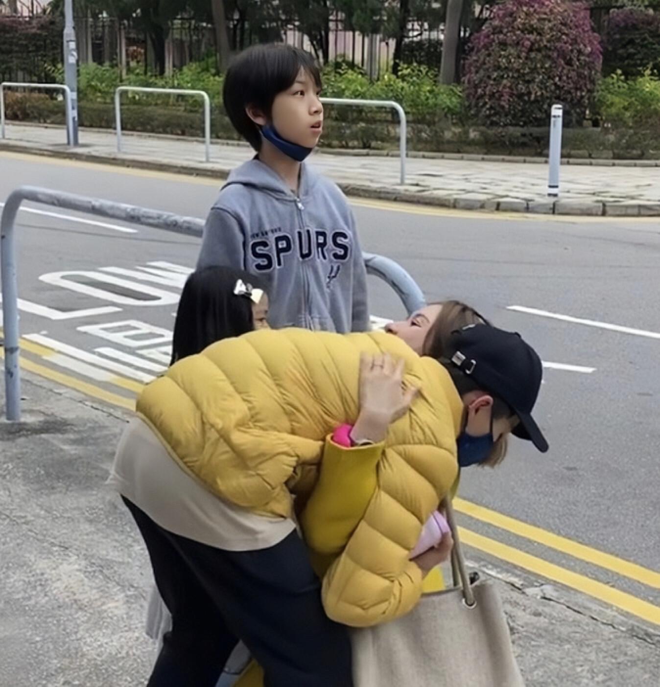 Hong Kong's well-known actress is back in the mainland!She looks like a ...