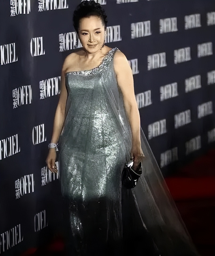 Tian Niu looks young at 64 years old!Wearing a black dress with dyed ...