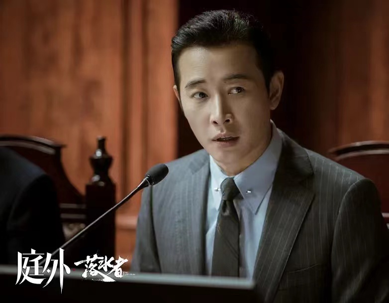 "Outside Court": Also acting as a lawyer, Luo Jin, Li Guangjie, and Li ...
