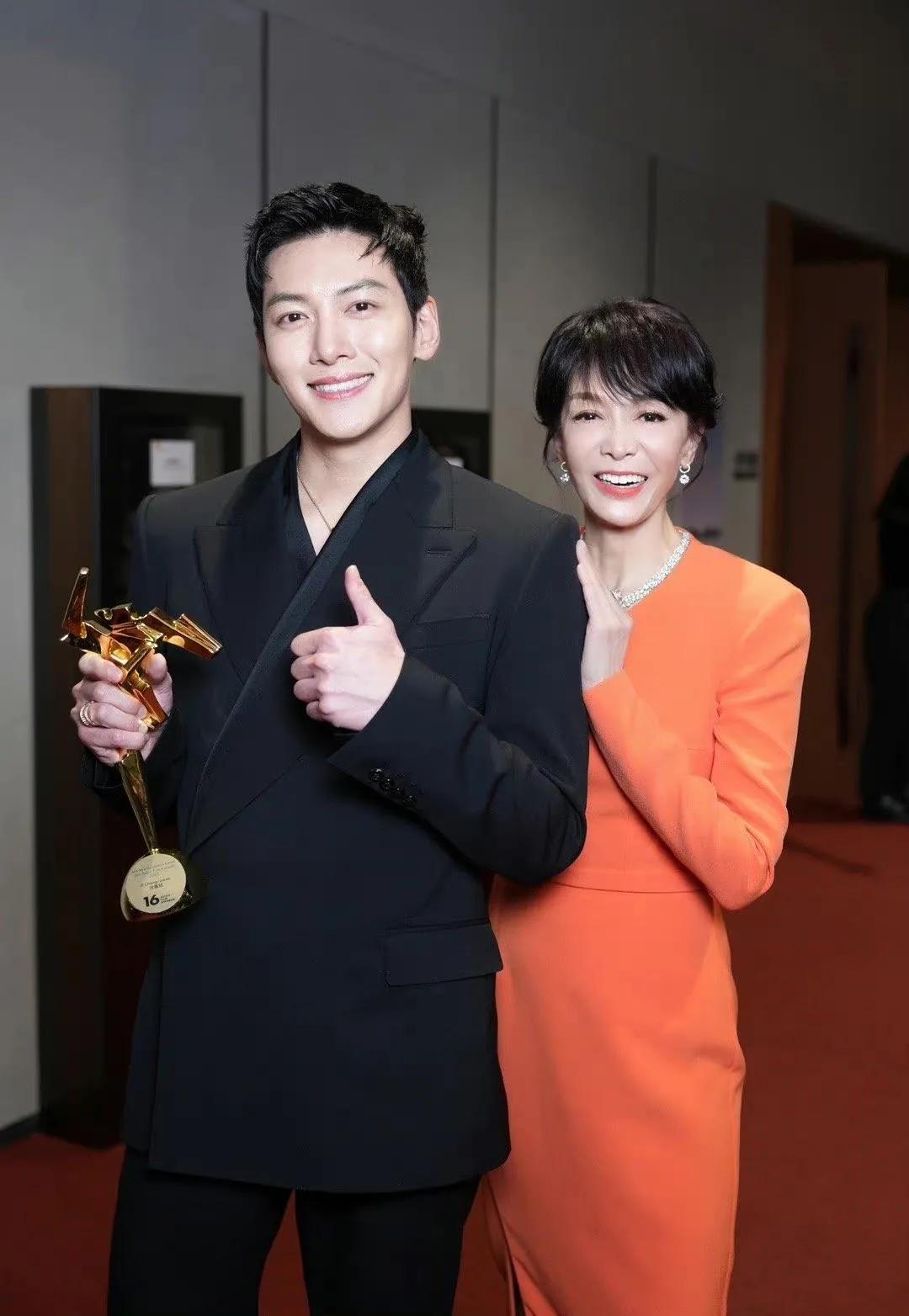 Zheng Yuling, a 65-year-old girl, wears an orange dress and loses 10 ...