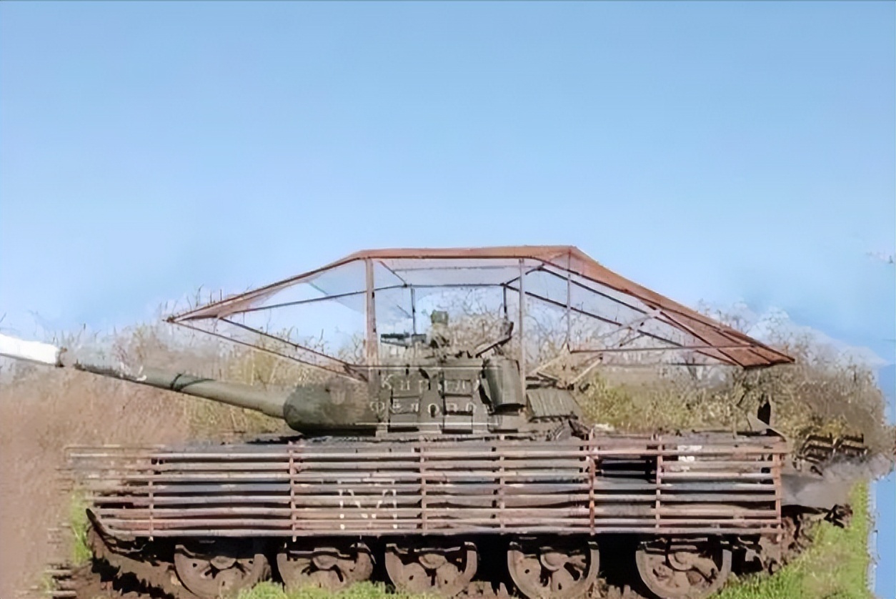 Russian self-explosive tank: full of bombs and explosives, the driver ...