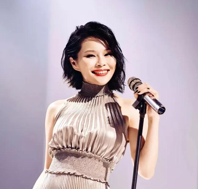 Once, Zhou Hui called Jackie Chan and timidly said: "Brother Jackie ...