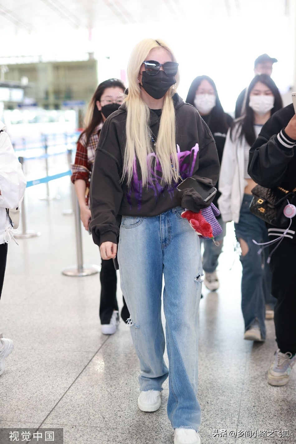 Naiwan wears sunglasses and shows up at the airport wearing a printed ...