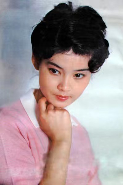 Do you know how beautiful Pan Hong was when she was young?Divorced for ...
