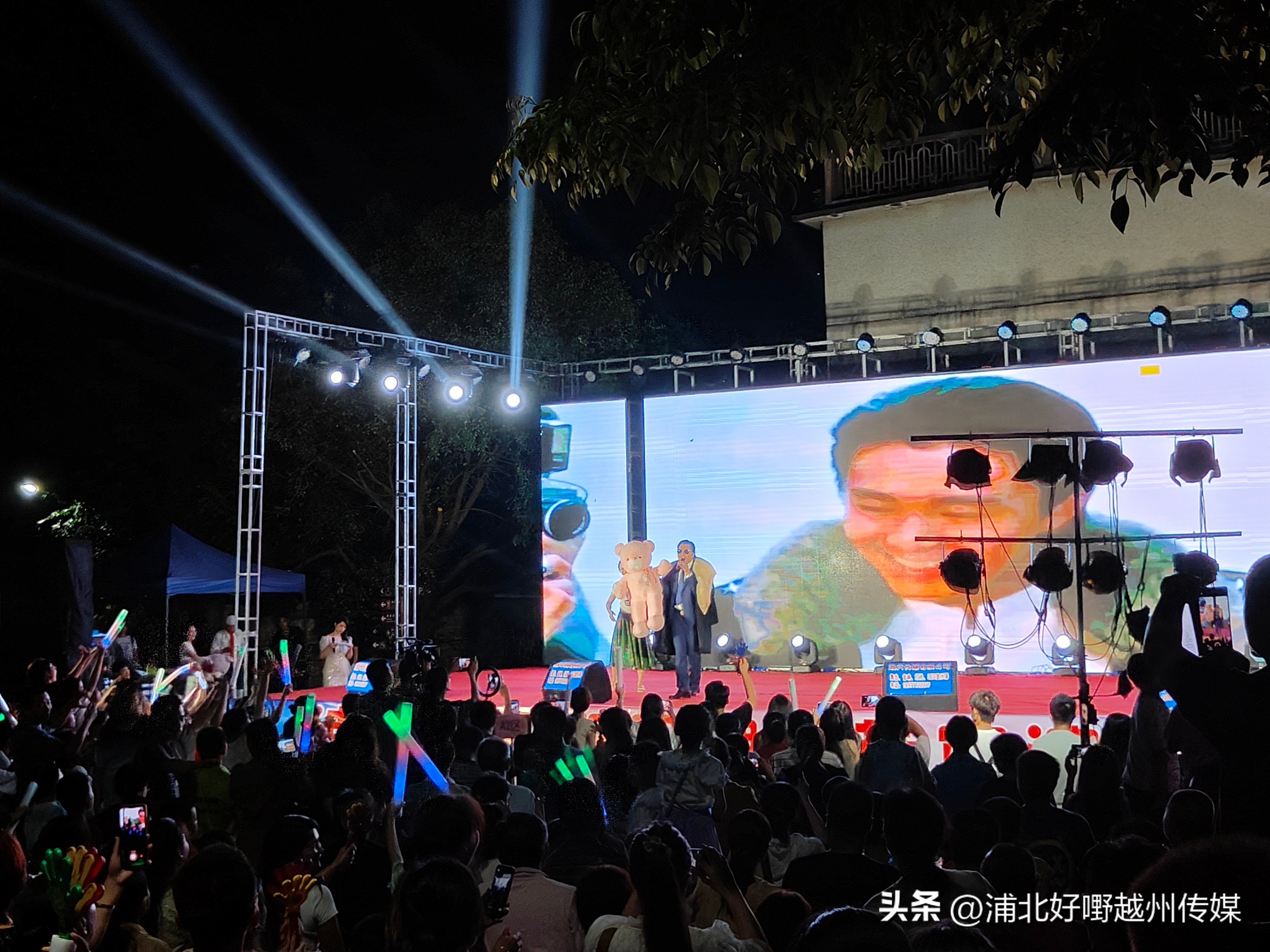 "A Piece of Maple Leaf Love" singer Xu Qiuyi appeared in the concert of ...