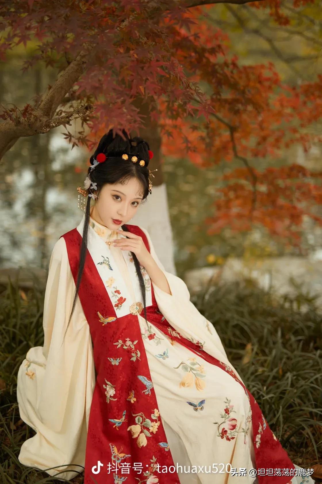 Autumn Hanfu photo - iNEWS