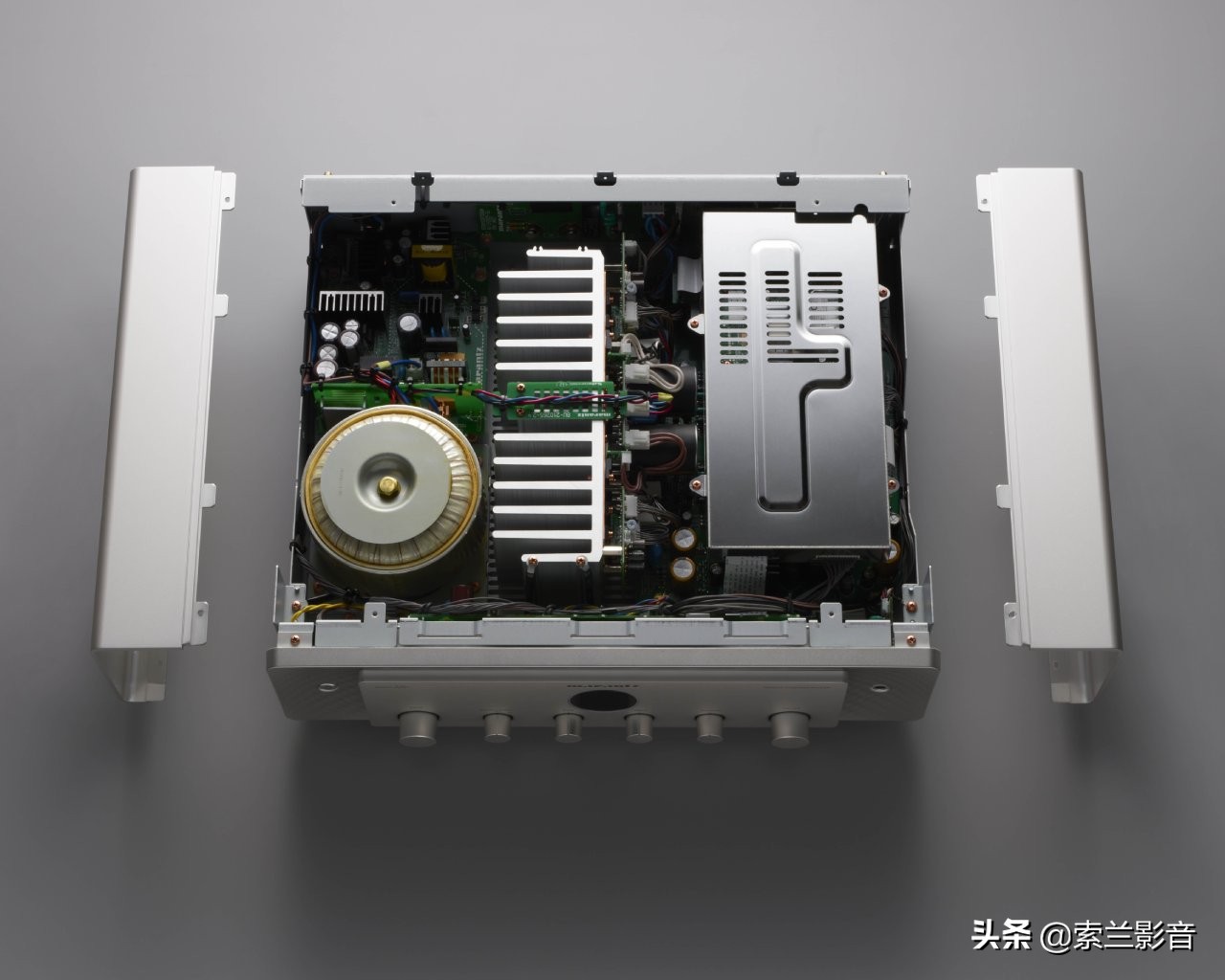 Comparison of internal components between the new Marantz MODEL 40n and ...