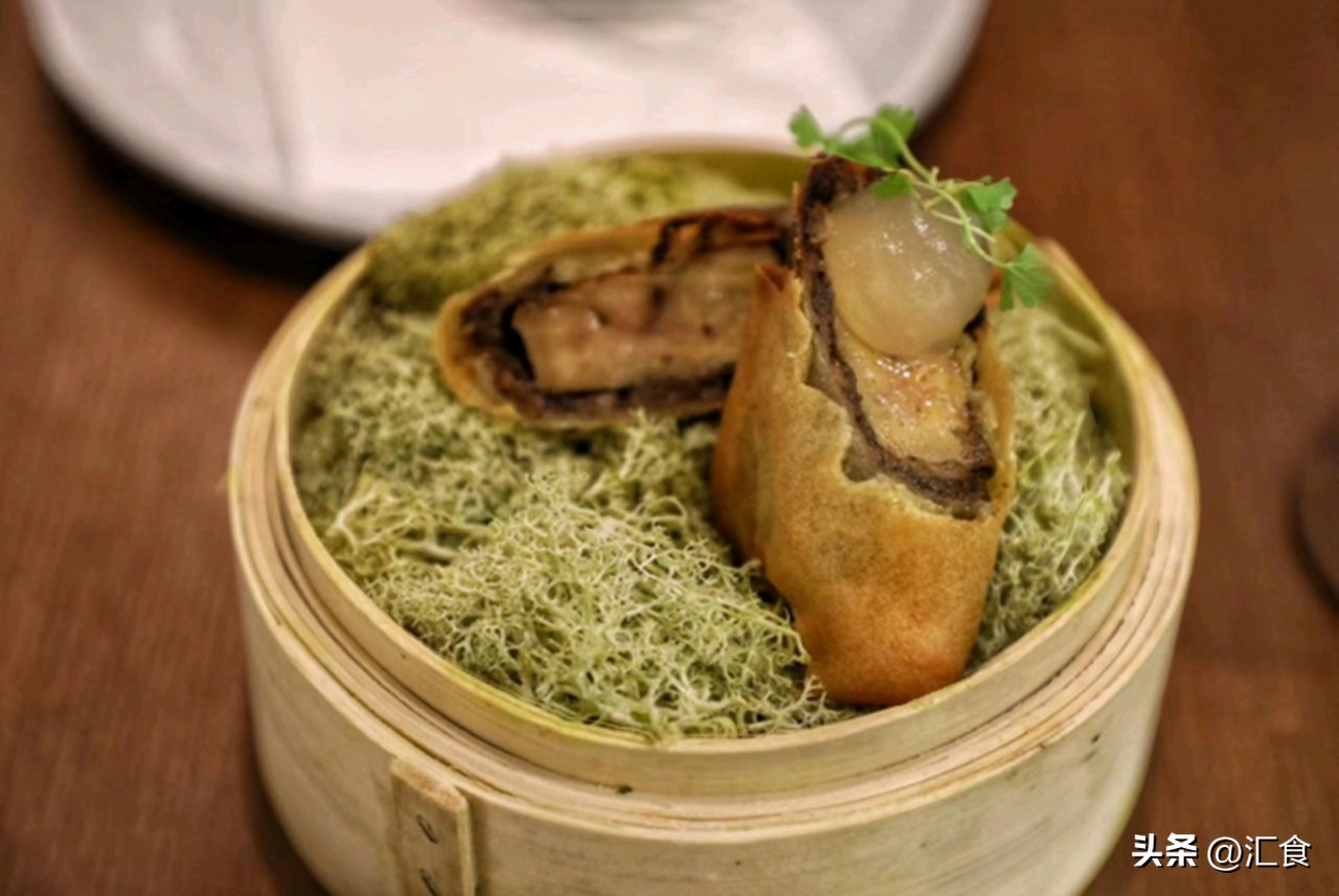 Vinegar quail eggs with crab meat paste, spring rolls with foie gras ...