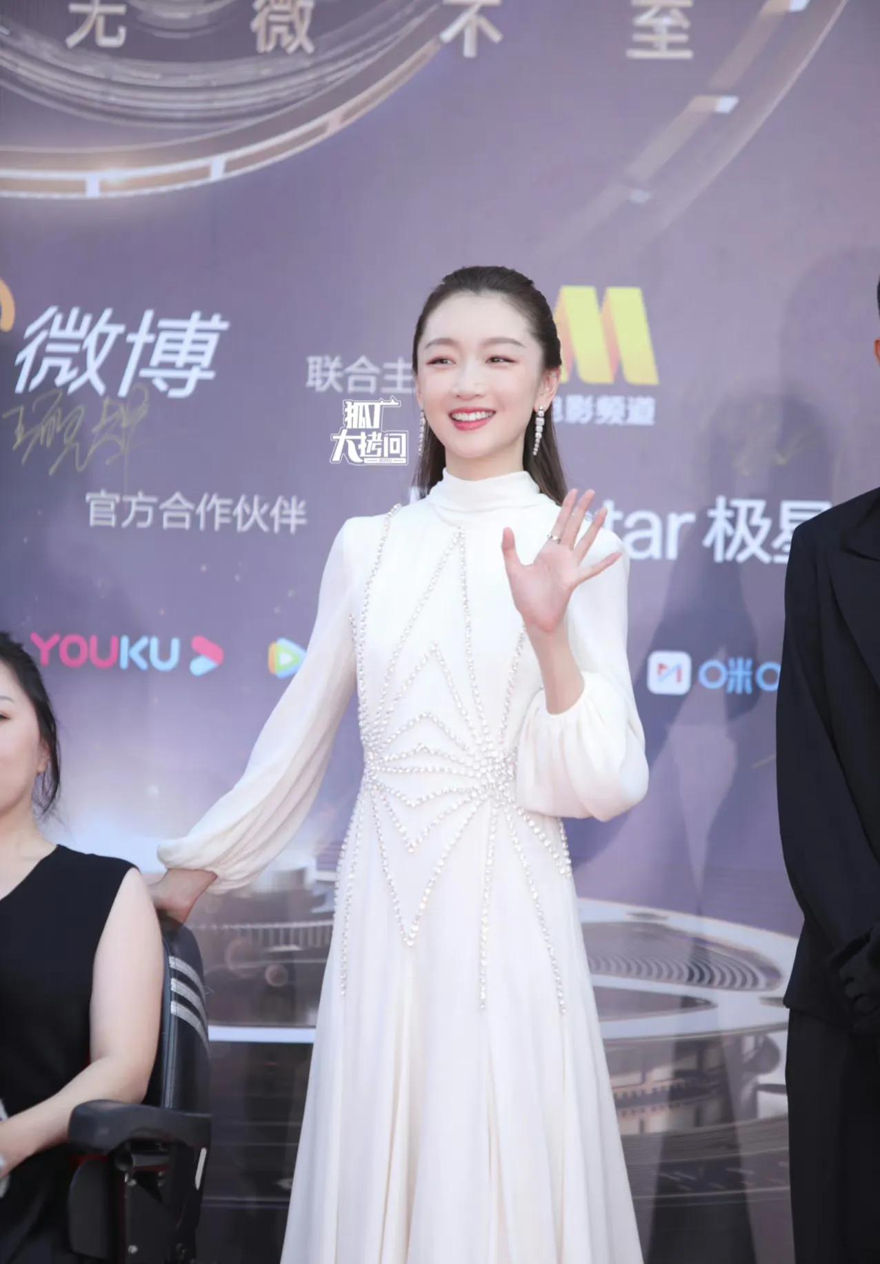 Zhou Dongyu in a white dress, Liu Haoran's fans should not object - iMedia