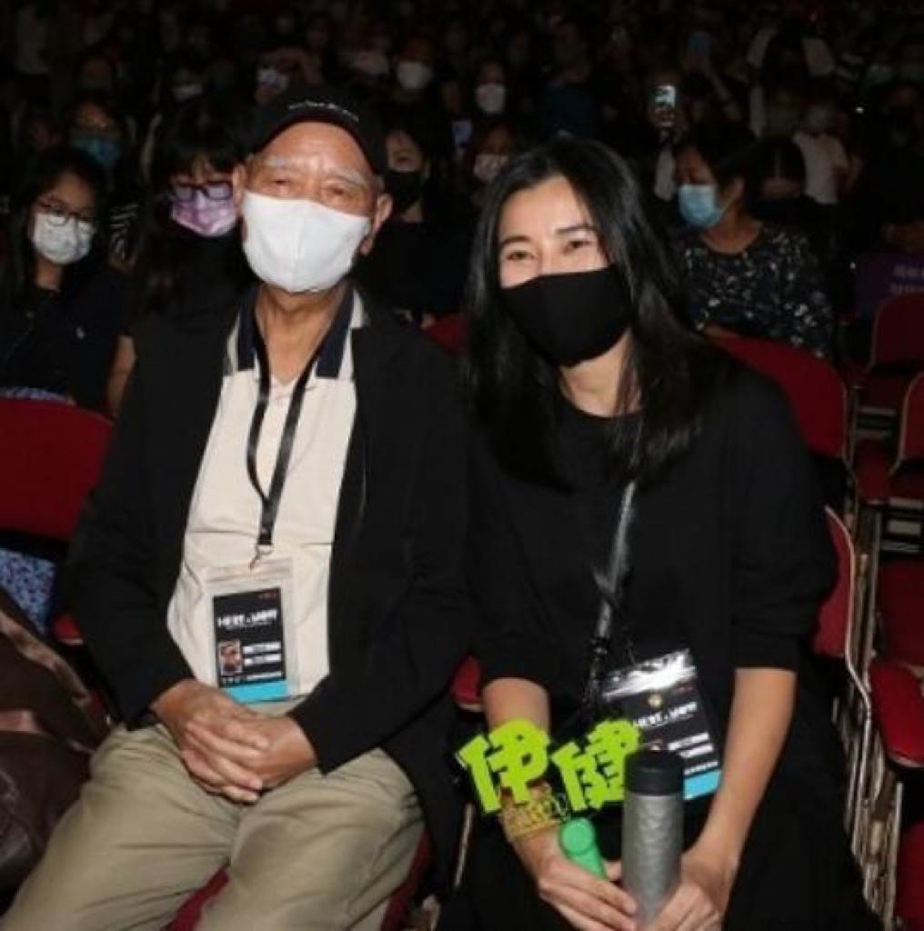 55-year-old Ekin Cheng appeared in Japan, clasped fingers with Meng ...