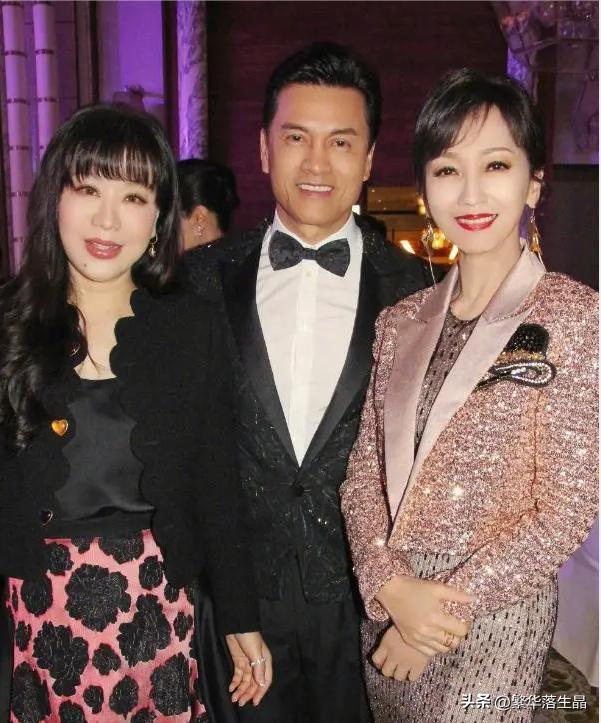 Zhu Lingling attended the event, wearing an off-the-shoulder long dress ...