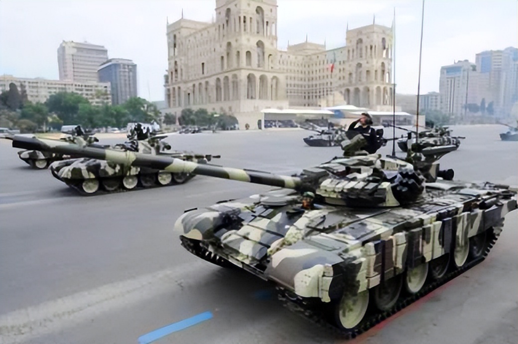 Azerbaijan's T-72 "Aslan" main battle tank - iNEWS