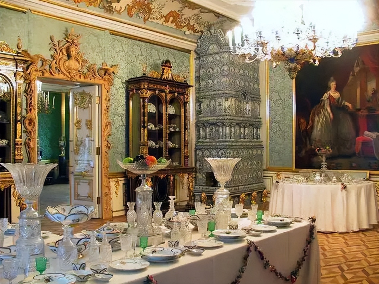 The Magnificence and Extravagance of Aristocratic Life: Daily Life in ...