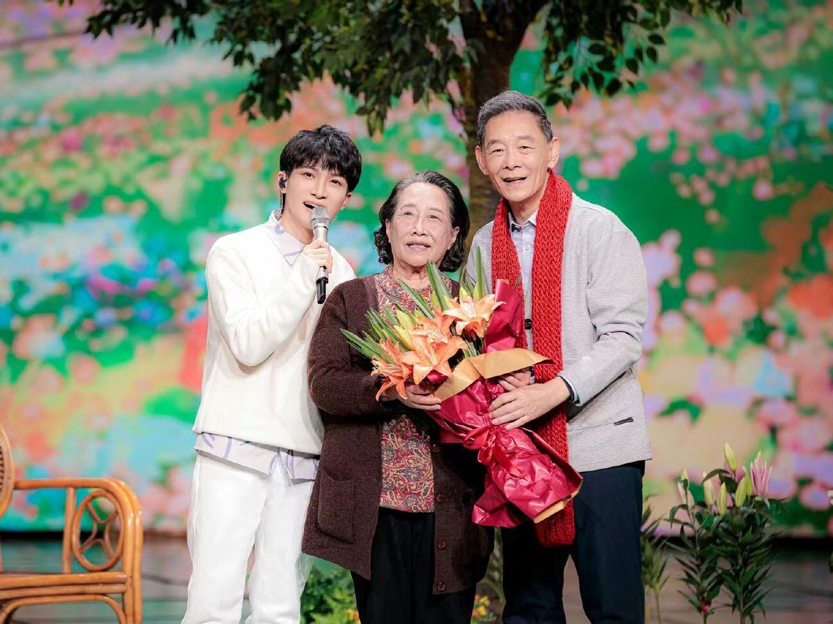 Zhou Shen is very busy, and so are the fans!He sang affectionately on ...