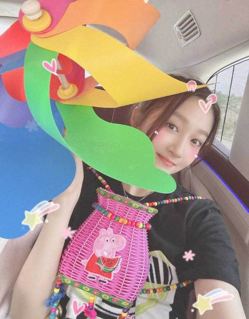 Guan Xiaotong's dopamine outfit is so cute - iMedia