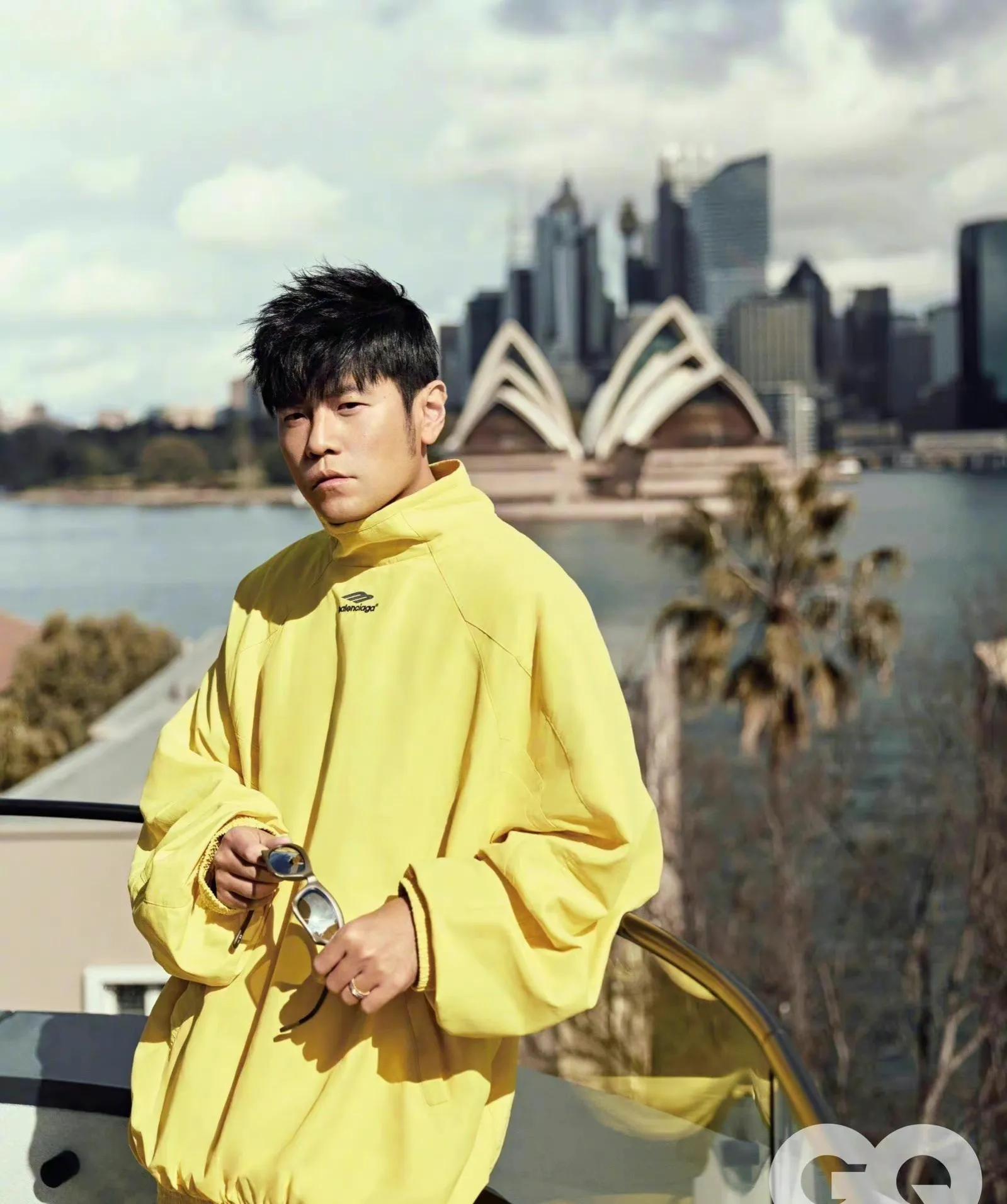 Jay Chou is waiting for you drinking milk tea on the street corner - iMedia