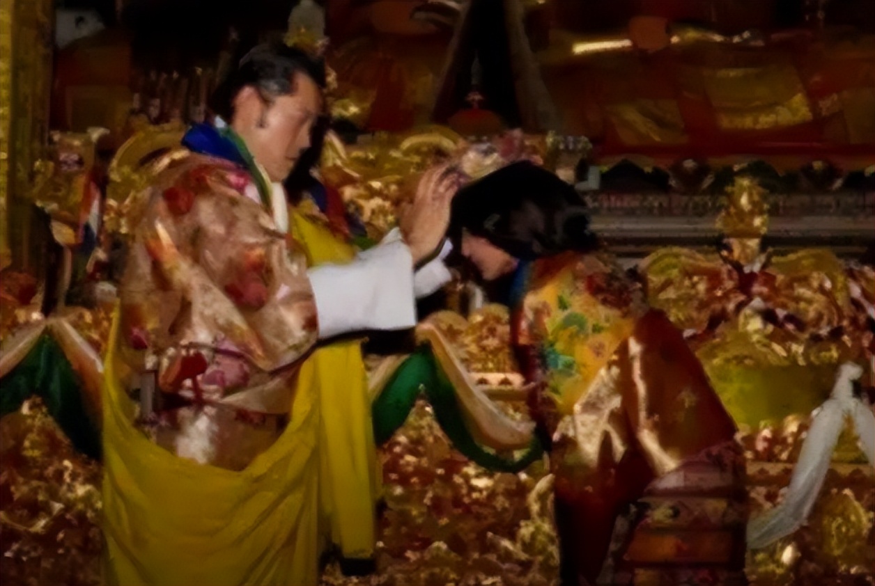 In 2020, the queen of Bhutan wore dark red to look old, but was robbed ...