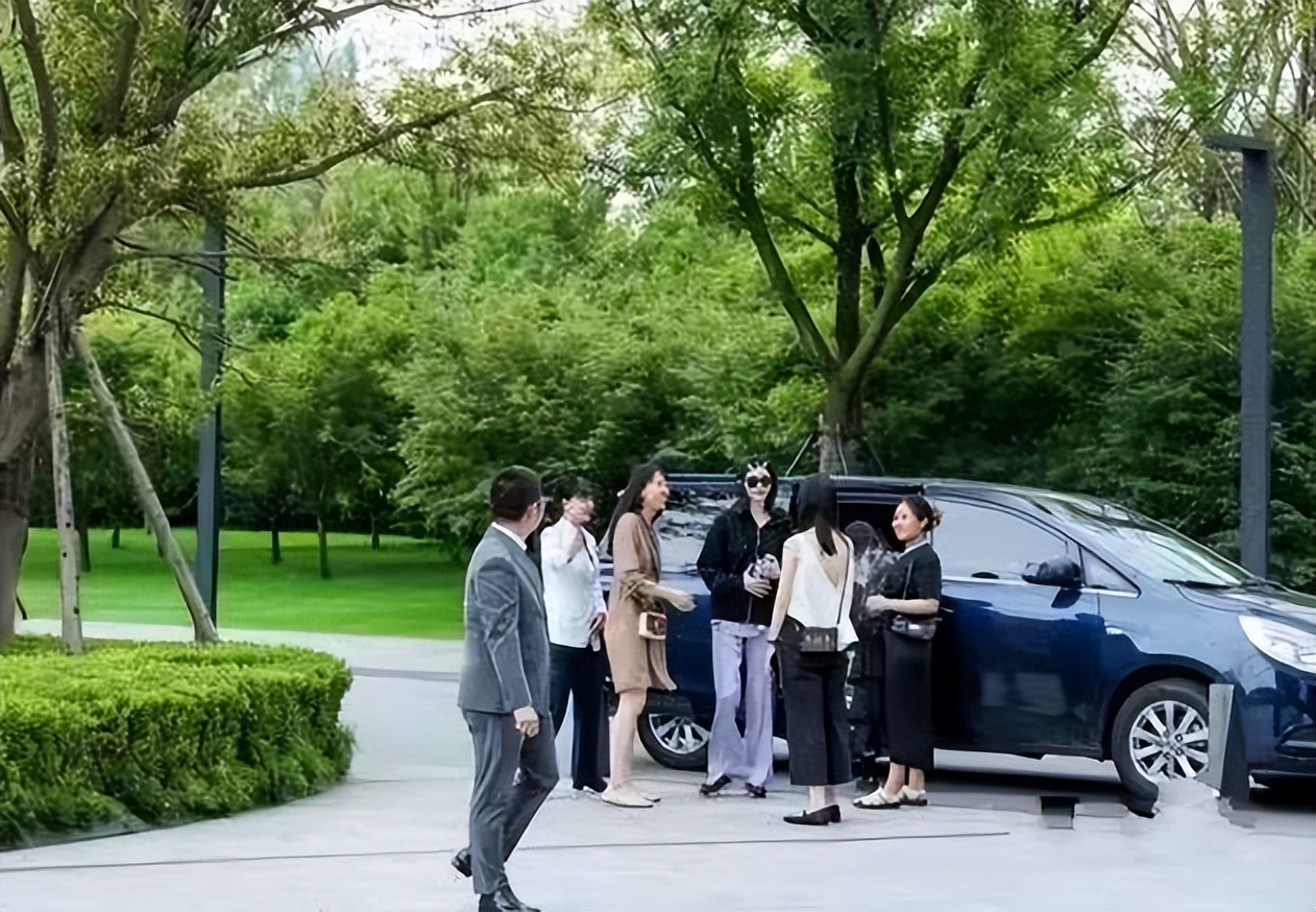 He Youjun and his young couple were met by chance in Tokyo, and Xi ...
