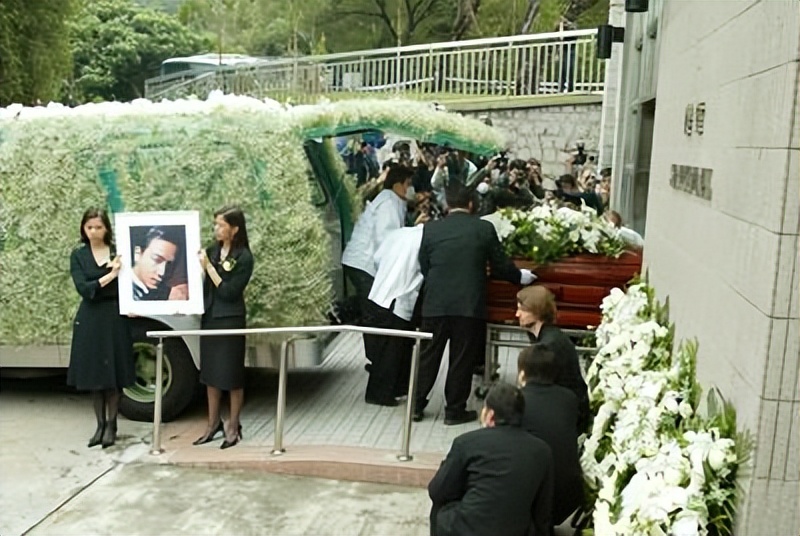 The three celebrities with the most expensive funerals, one person sits ...